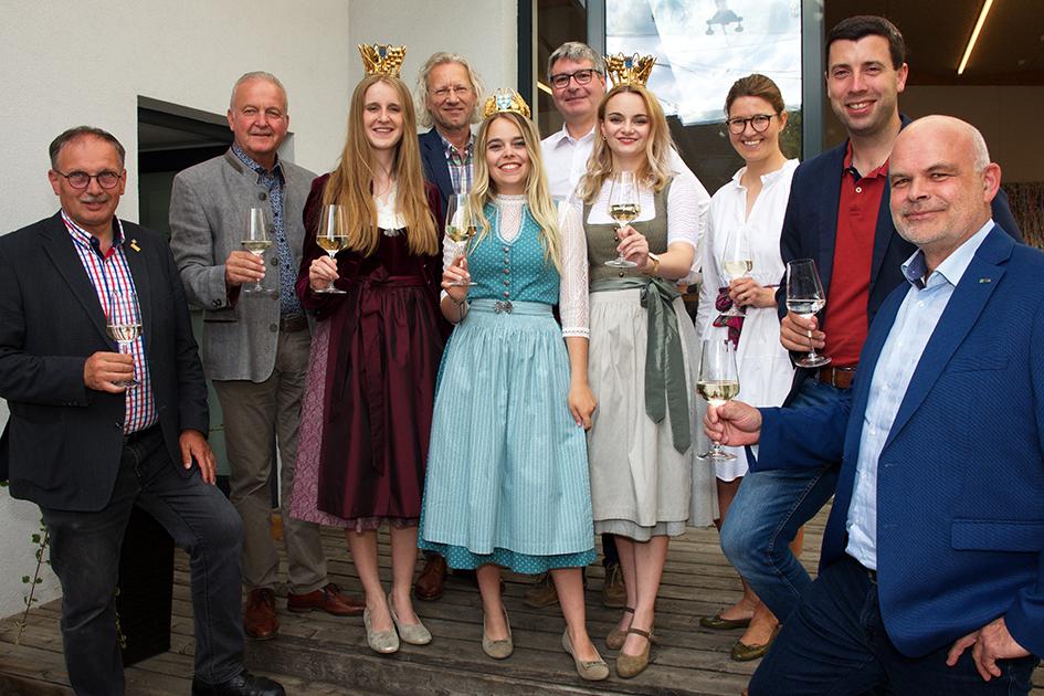 Weinköniginnen bei Weinbaupräsident!
